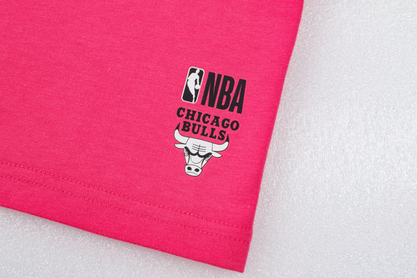 NBA Wordmark Embroidery Boxy Fit Cropped Top - PINK BULLS – NBA Store ...